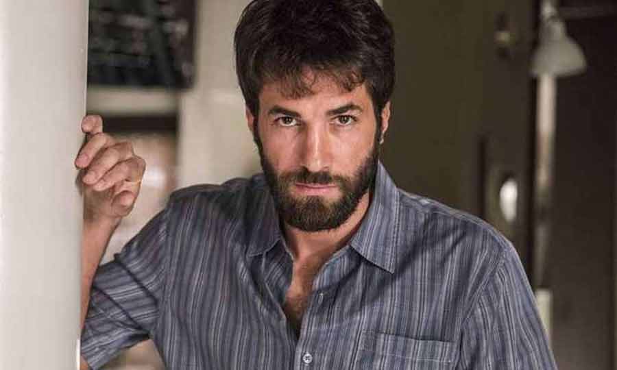 William se assusta ao ver a arma de Rael. Quinta (24) em "A Dona do ...