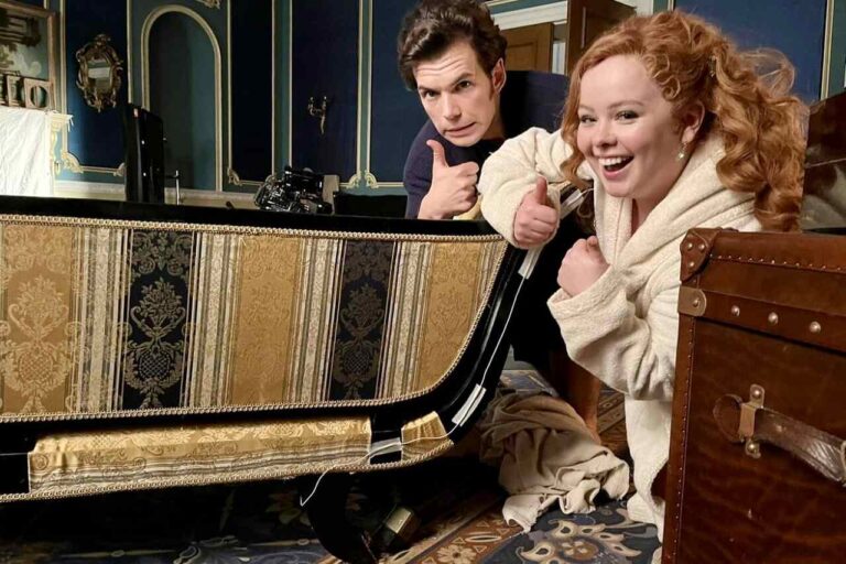 Nicola Coughlan a Luke Newton rozbili pohovku při natáčení odvážné ...