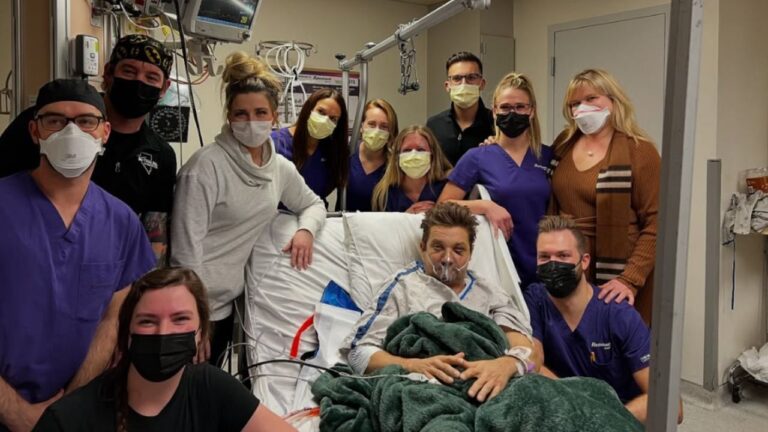 Jeremy Renner, Hawkeye fra “Avengers”, udgiver bog om sit næsten ...