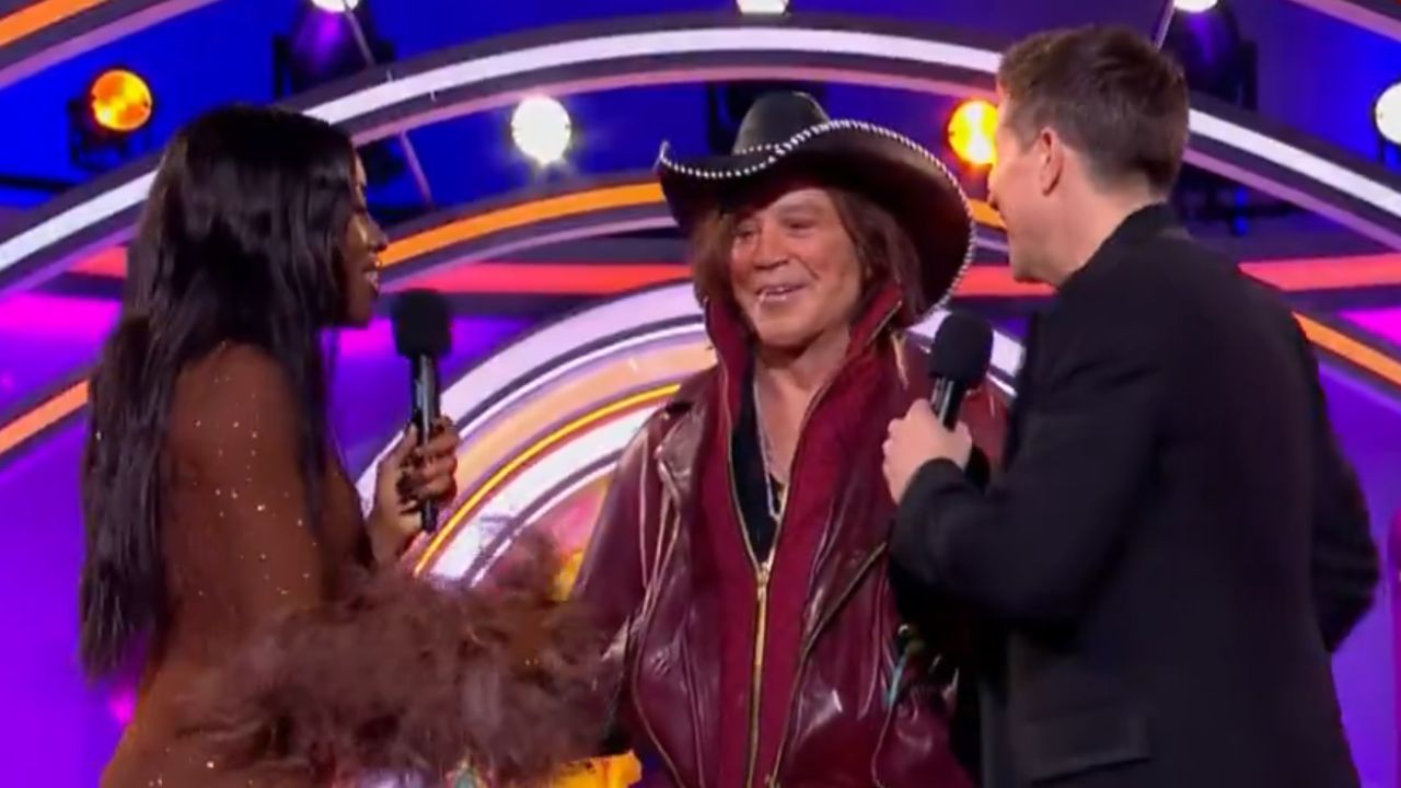 Mickey Rourke critiqué pour son comportement gênant envers l’animatrice ...