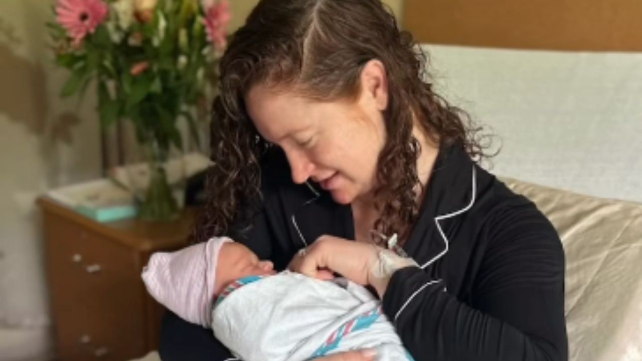 Schwangere Moderatorin bleibt 3 Stunden live auf Sendung, nachdem ihre Fruchtblase vor der Live ...