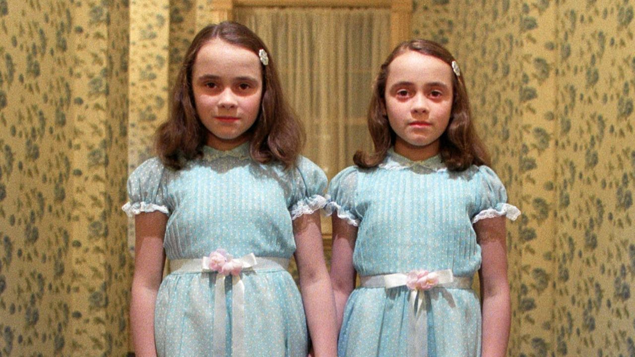 Scopri come stanno le gemelle di “The Shining” a 45 anni dall’uscita ...