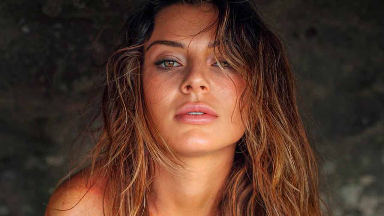 ロージー・ムーアとは誰？話題の美人海洋生物学者がサメの新リアリティ番組に出演