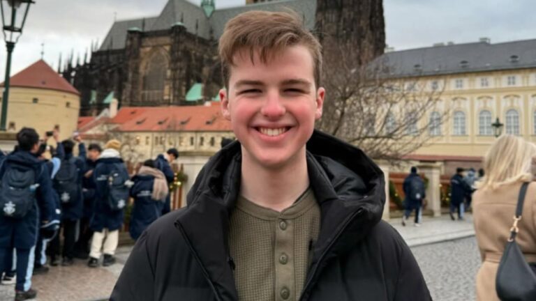 Iain Armitage, ster uit "Young Sheldon", is op 17-jarige leeftijd onherkenbaar