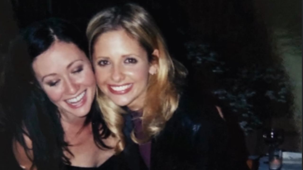 Sarah Michelle Gellar brengt eerbetoon aan Shannen Doherty een jaar na ...