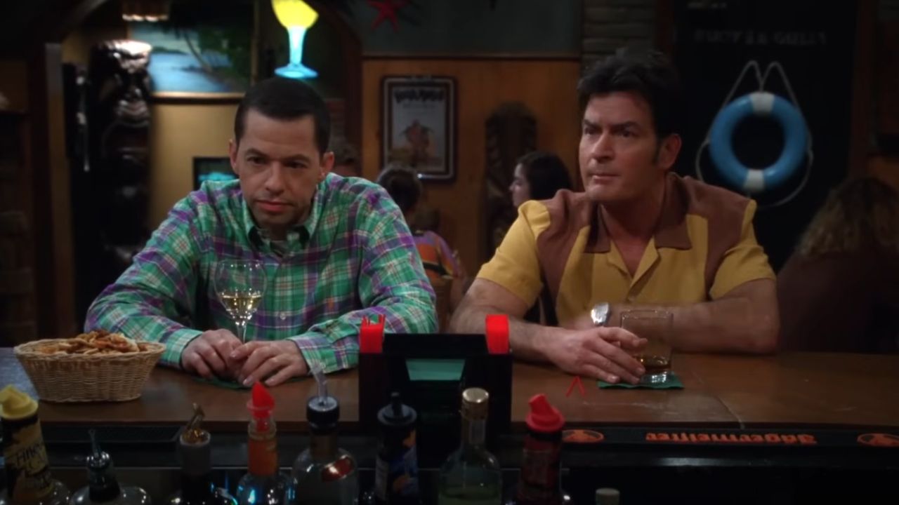 Jon Cryer onthult dat hij in “Two and a Half Men” een derde van Charlie ...