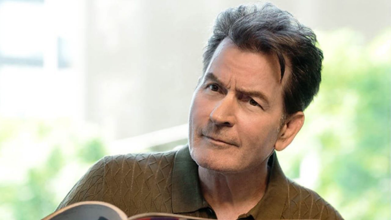 Charlie Sheen commente la scène inoubliable du buffle décapité dans ...