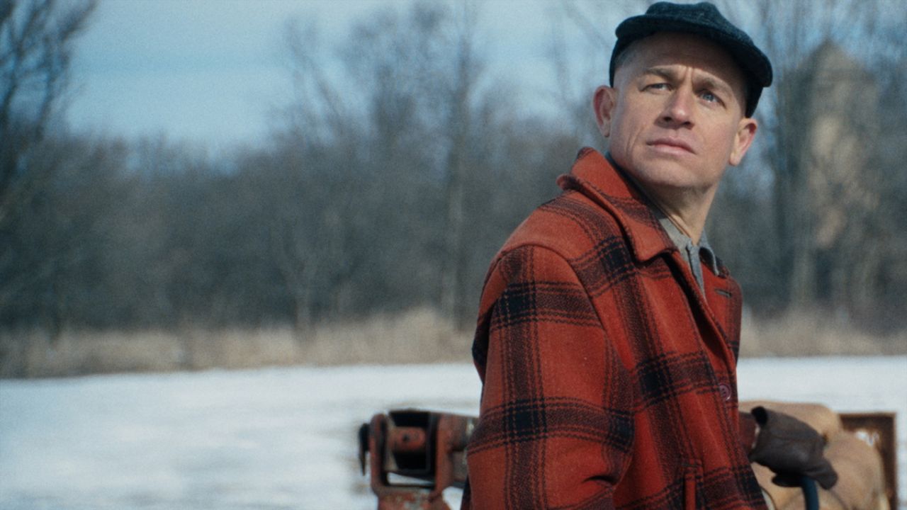 Charlie Hunnam az akcentről beszél, amelyet Ed Gein megformálásához ...