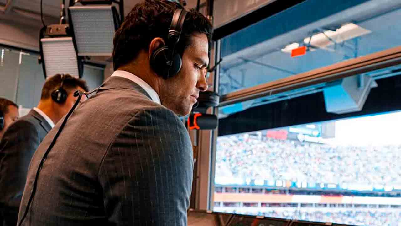Mark Sanchez, bývalý quarterback NFL a komentátor Fox Sports, byl v ...