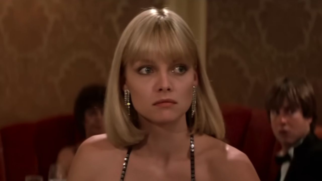Michelle Pfeiffer rivela di aver ottenuto il ruolo in “Scarface” dopo aver tagliato Al Pacino ...